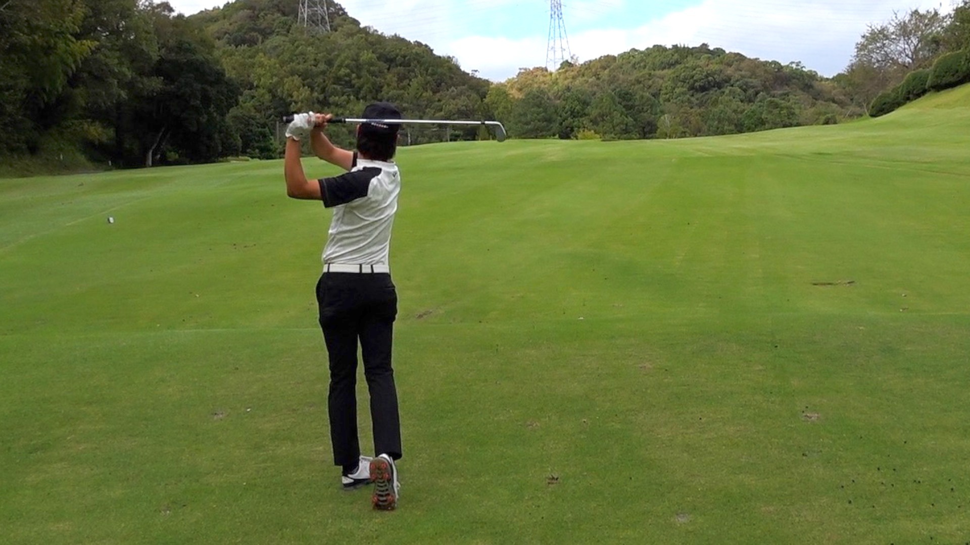 シングルプレイヤーが教える「左足上がりの傾斜地で気を付けるべき2点のポイント」（AKI GOLF） - エキスパート - Yahoo!ニュース