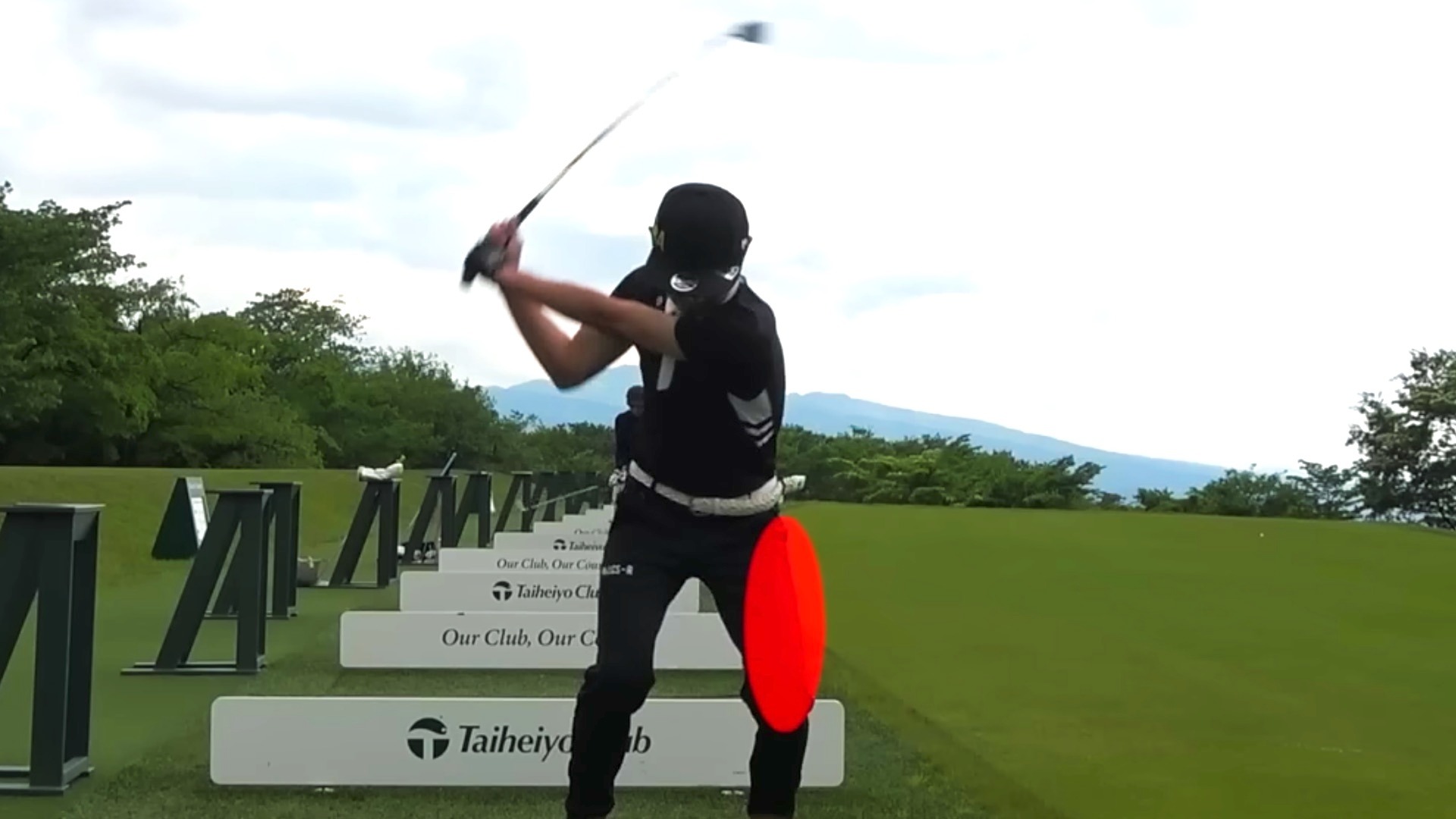 アイアンショットを真っ直ぐ飛ばすためには"左膝の動き"が超重要です！（AKI GOLF） - エキスパート - Yahoo!ニュース
