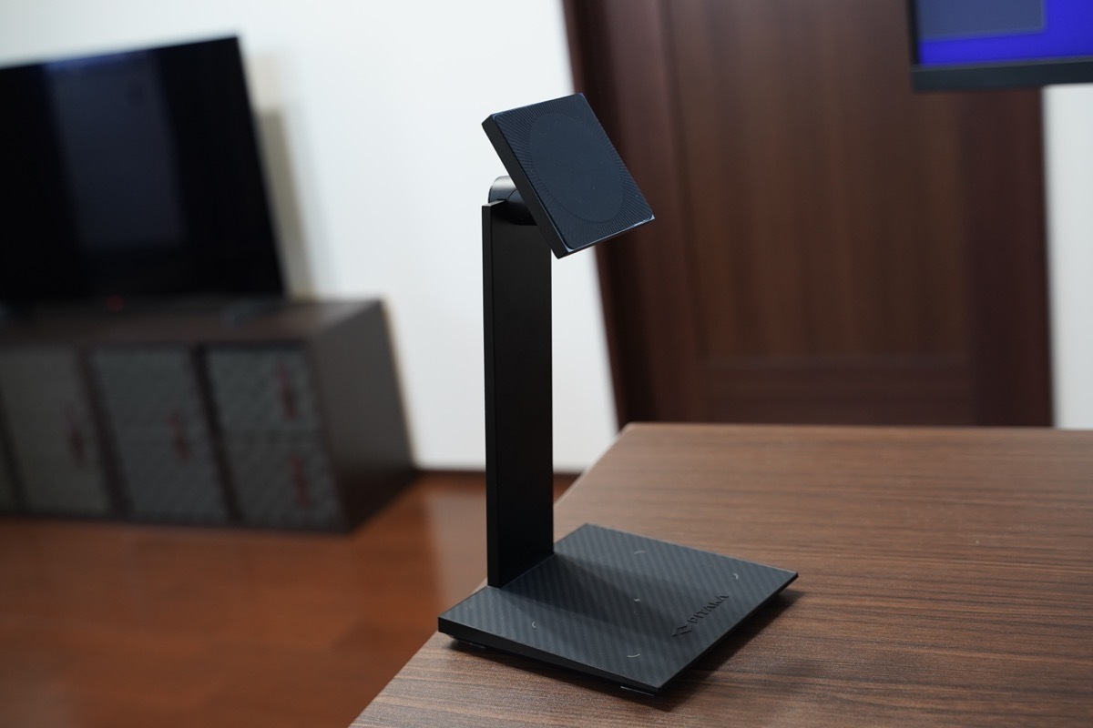 こう見えて1秒で取り外しできます。「MagEZ Stand」スタンドは こう見えて1秒で取り外しできます。「MagEZ Stand」スタンドは