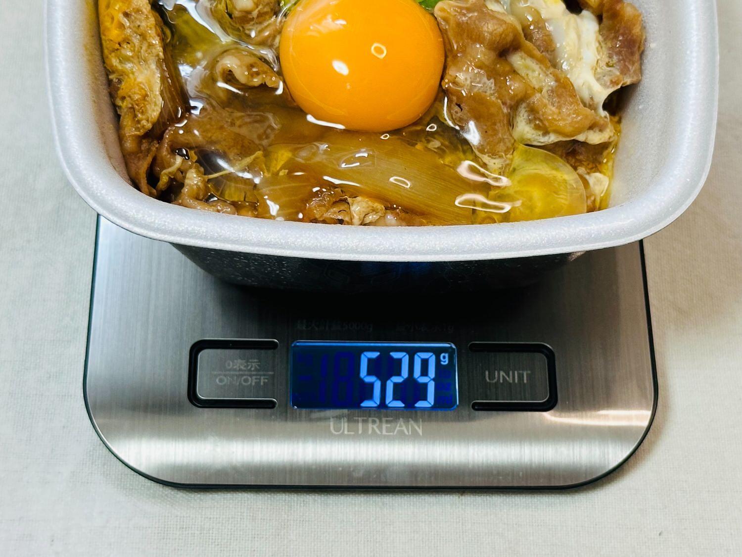 吉野家「月見牛とじ丼」を実食！玉子3つ分の贅沢感と525gのボリュームに大満足（ネタフル） - エキスパート - Yahoo!ニュース