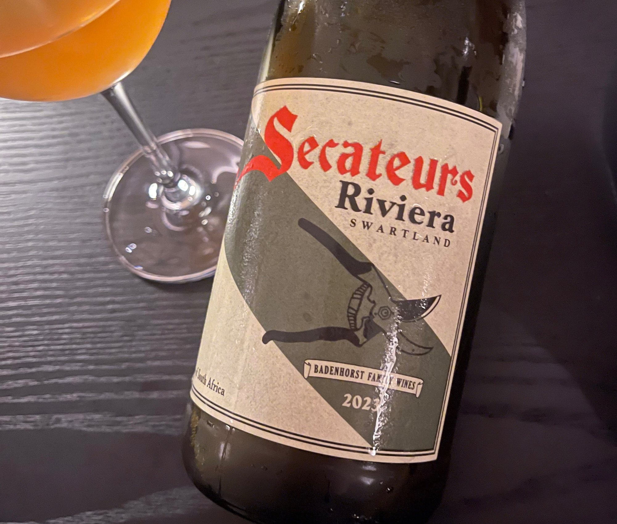 【ニュウマン高輪】話題のスポットに誕生した円形ラウンジ。ナチュラルワインも楽しめる「LOOPS」（KOZE（こぜ）ワインマニア） - エキスパート - Yahoo!ニュース