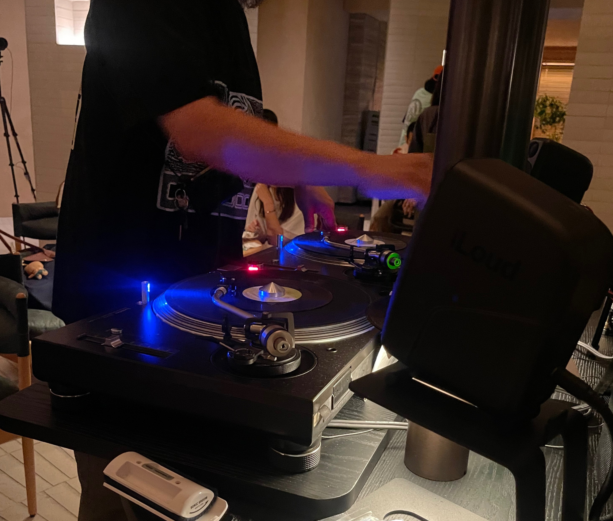 【ニュウマン高輪】話題のスポットに誕生した円形ラウンジ。ナチュラルワインも楽しめる「LOOPS」（KOZE（こぜ）ワインマニア） - エキスパート - Yahoo!ニュース