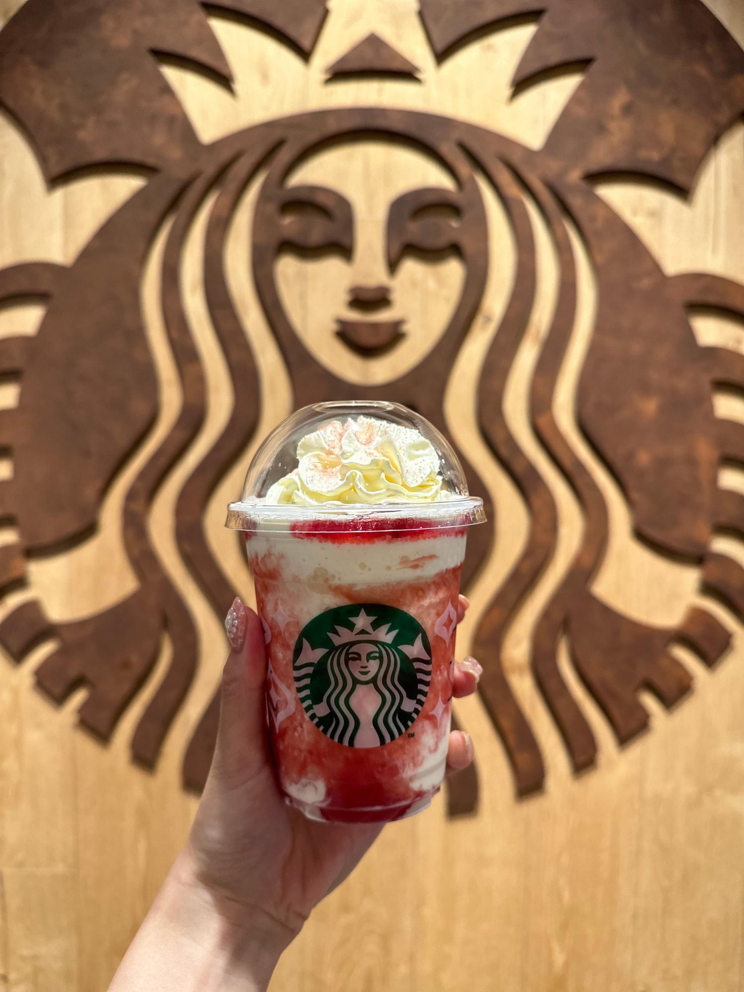 【スターバックス】本日発売!クリスマス限定!スタバのストロベリーメリークリームフラペチーノ食レポ(ななせまる Nanasehirasawa