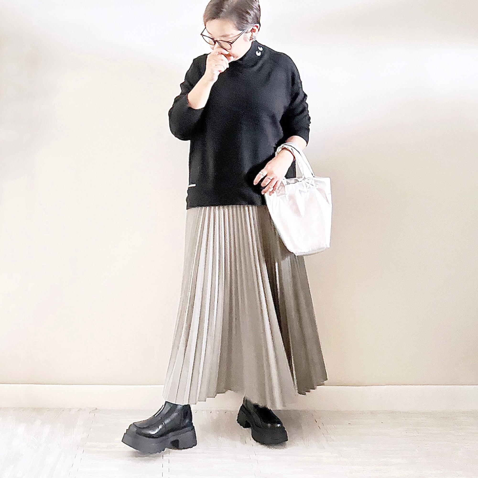 UNIQLO】話題のユニクロシー!!この色味は外せない、プリーツ UNIQLO】話題のユニクロシー!!この色味は外せない、プリーツ