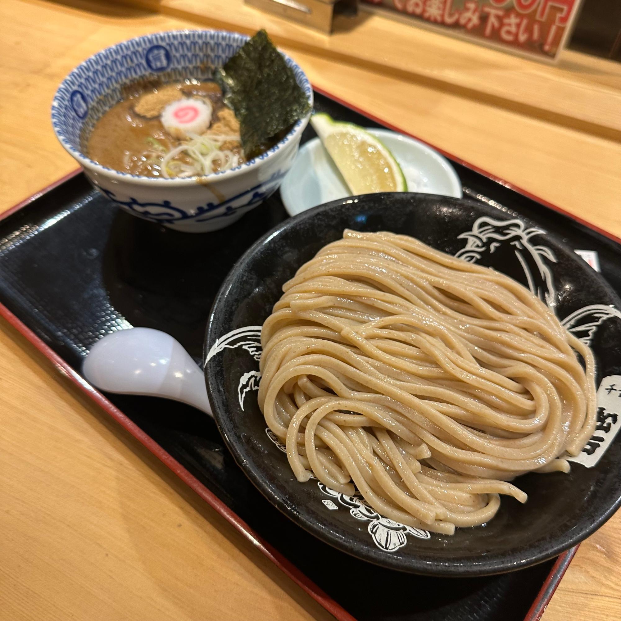 【千葉・成田空港】朝から極太麺に胃袋つかまれる！『松戸 富田麺旦』（のんある男子の東京ランチ飯） - エキスパート - Yahoo!ニュース