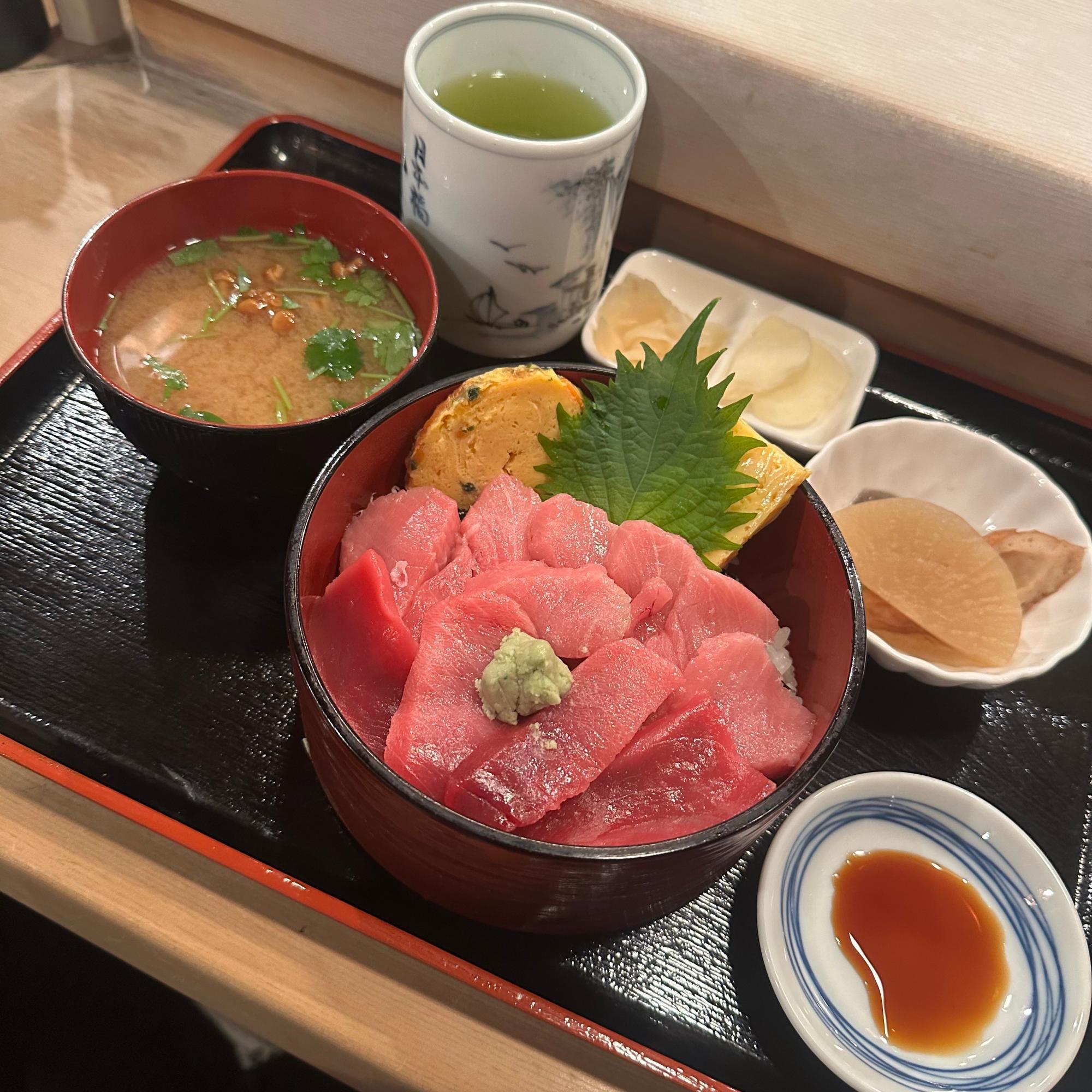 【東京・日本橋】路地裏で輝くまぐろ丼の名店『美家古寿司』（のんある男子の東京ランチ飯） - エキスパート - Yahoo!ニュース