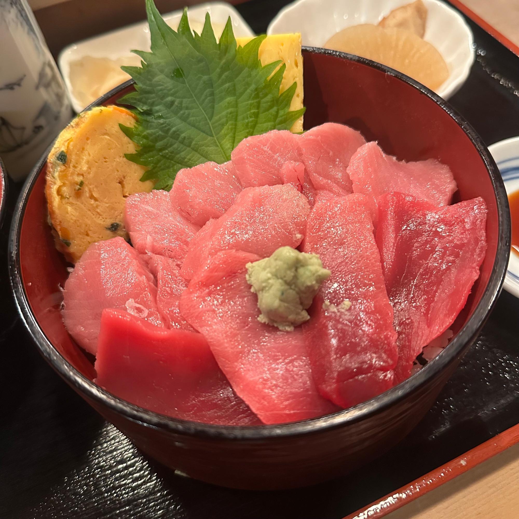 【東京・日本橋】路地裏で輝くまぐろ丼の名店『美家古寿司』（のんある男子の東京ランチ飯） - エキスパート - Yahoo!ニュース