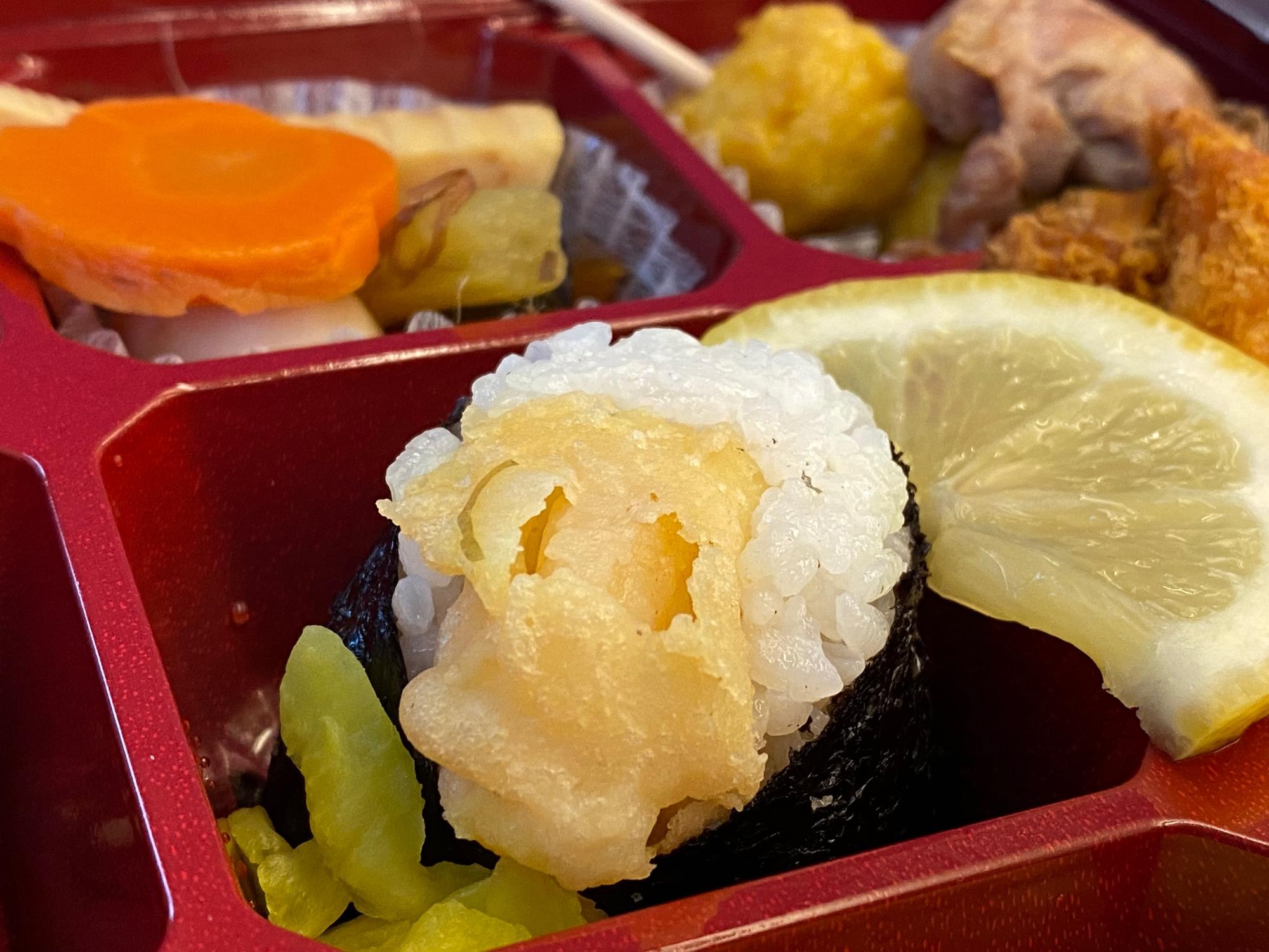 【名古屋駅】コスパ 名古屋めし三昧駅弁!だるま「三大名物 幕の内」みそかつ・天むす・えびふらいを堪能(土庄雄平) エキスパート