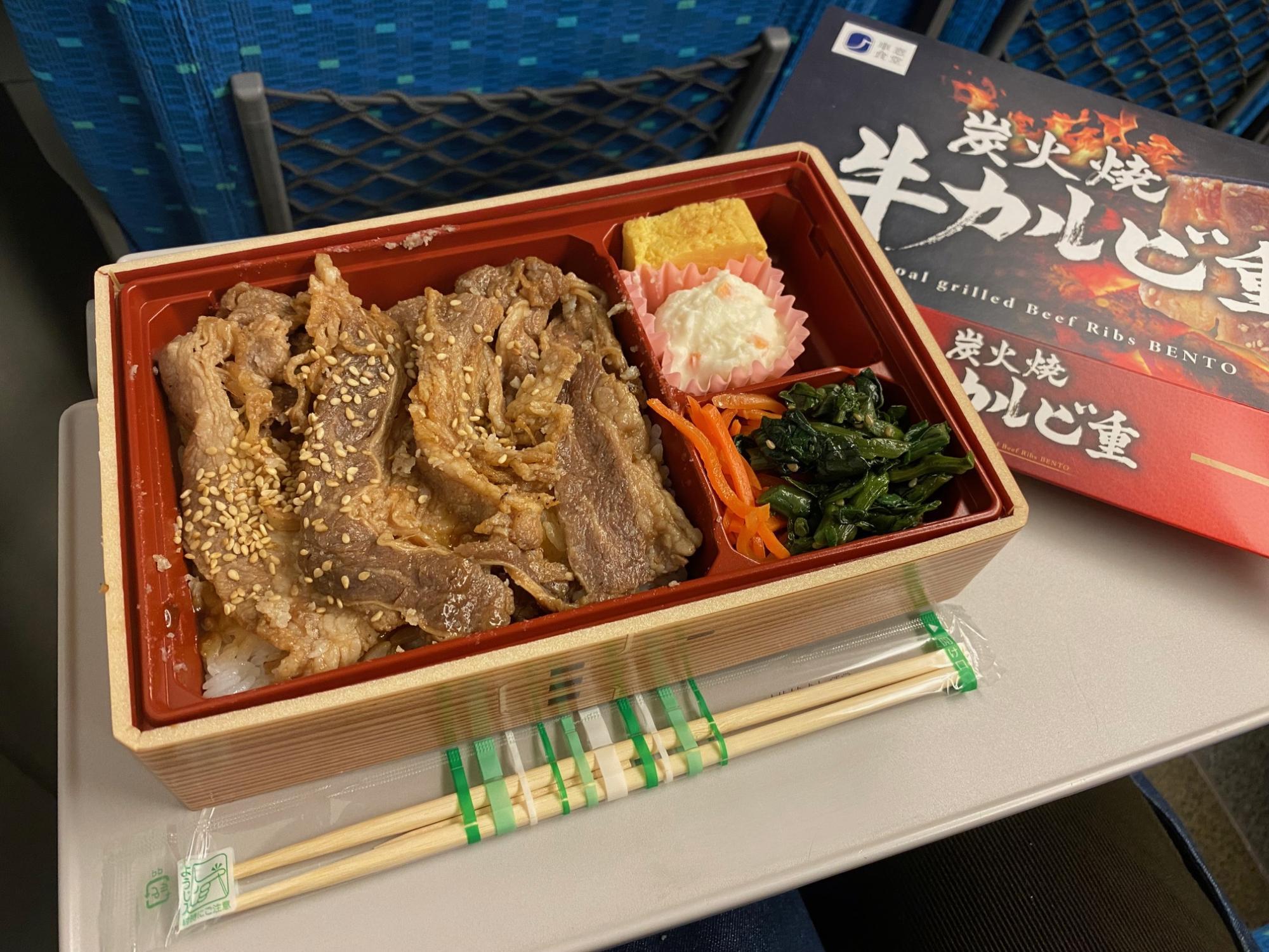 【名古屋駅】車窓で味わう贅沢！車窓食堂「炭火焼牛カルビ重」は満足感あふれる定番の駅弁（土庄雄平） エキスパート Yahooニュース