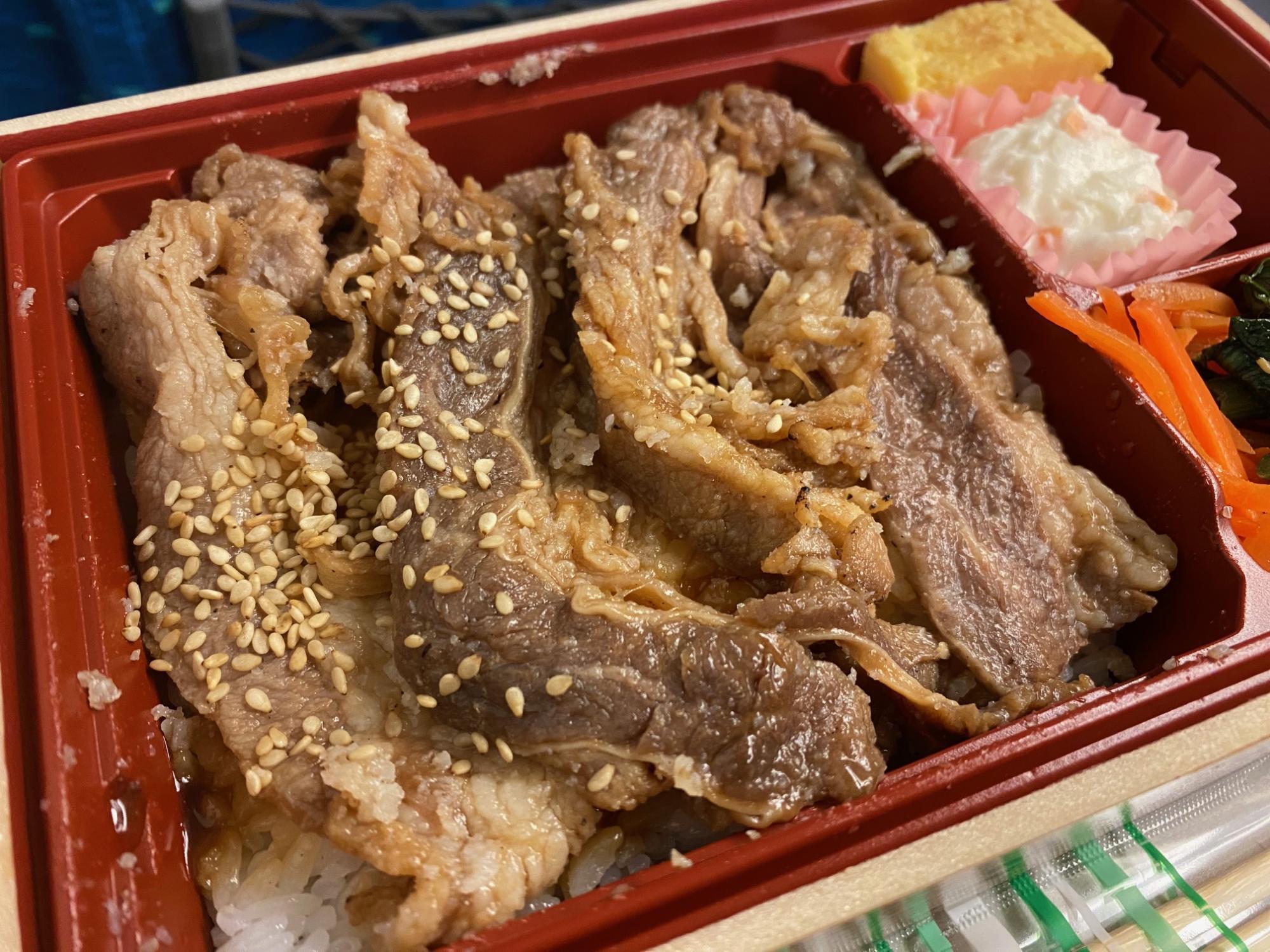 【名古屋駅】車窓で味わう贅沢！車窓食堂「炭火焼牛カルビ重」は満足感あふれる定番の駅弁（土庄雄平） エキスパート Yahooニュース