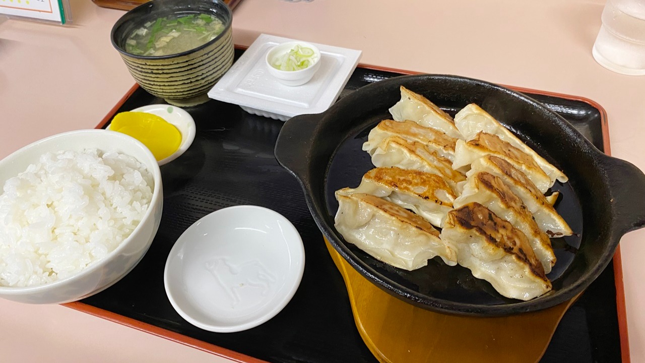 【北海道旭川市】ボリューム満点の定食がライス大盛無料「さとう家」の餃子定食はギョウザ10個と納豆付（都良（TORA）） - エキスパート - Yahoo!ニュース