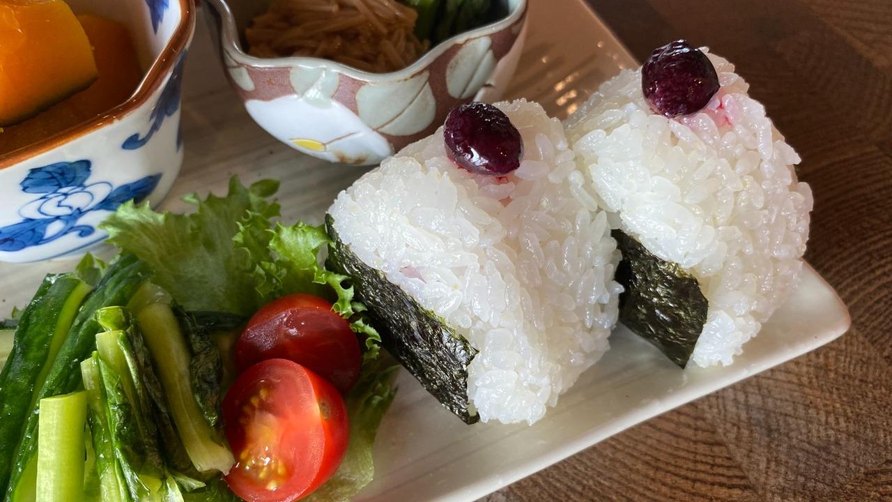 【旭川市】カウンター席からは田んぼの景色！キャンプサイトに併設された古民家カフェでおむすびプレート（都良（TORA）） - エキスパート - Yahoo!ニュース
