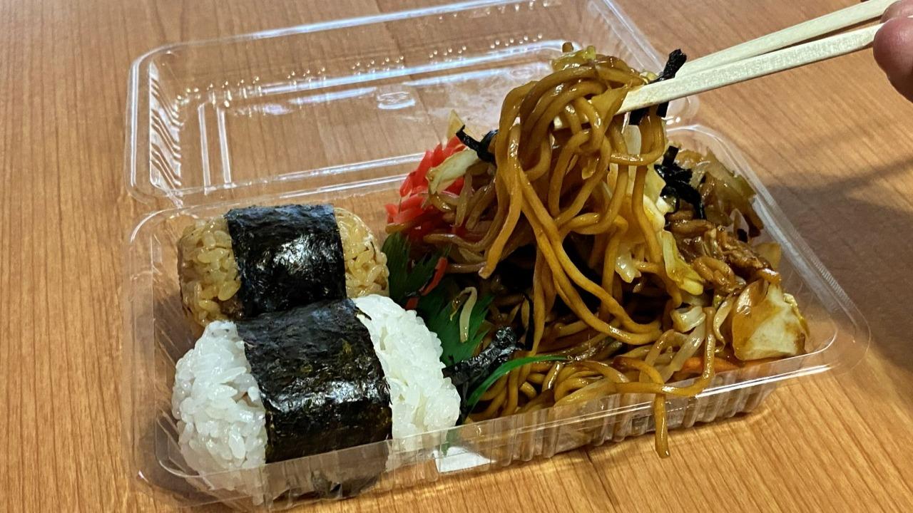 【北海道旭川市】やっぱりおいしい、冷めてもおいしい！旭川駅で大人気の焼きそばをテイクアウトで味わう（都良（TORA）） - エキスパート - Yahoo!ニュース