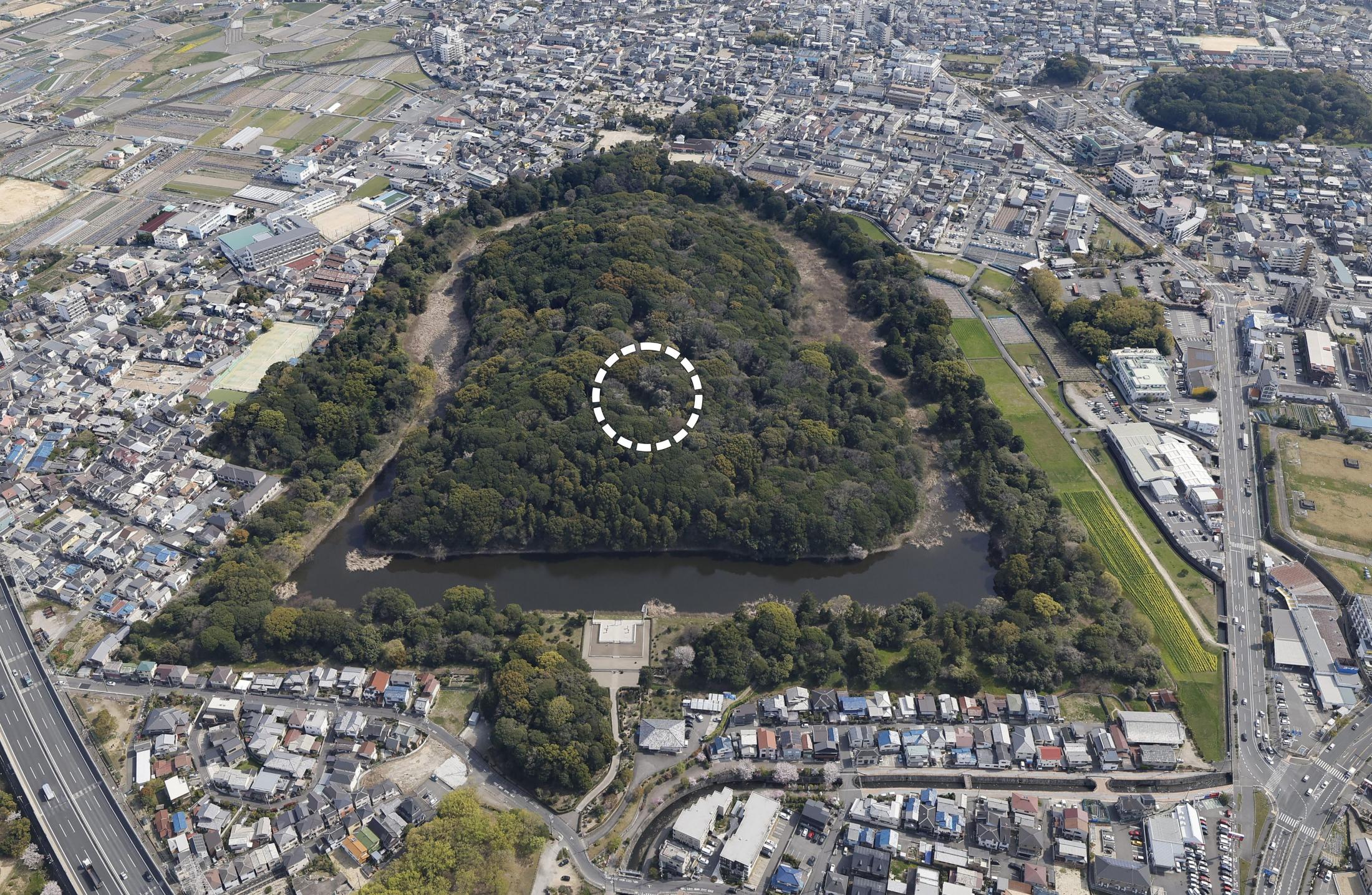 応神天皇陵の前方部に巨大石室 90年前発見、旧宮内省が調査（共同通信） - Yahoo!ニュース