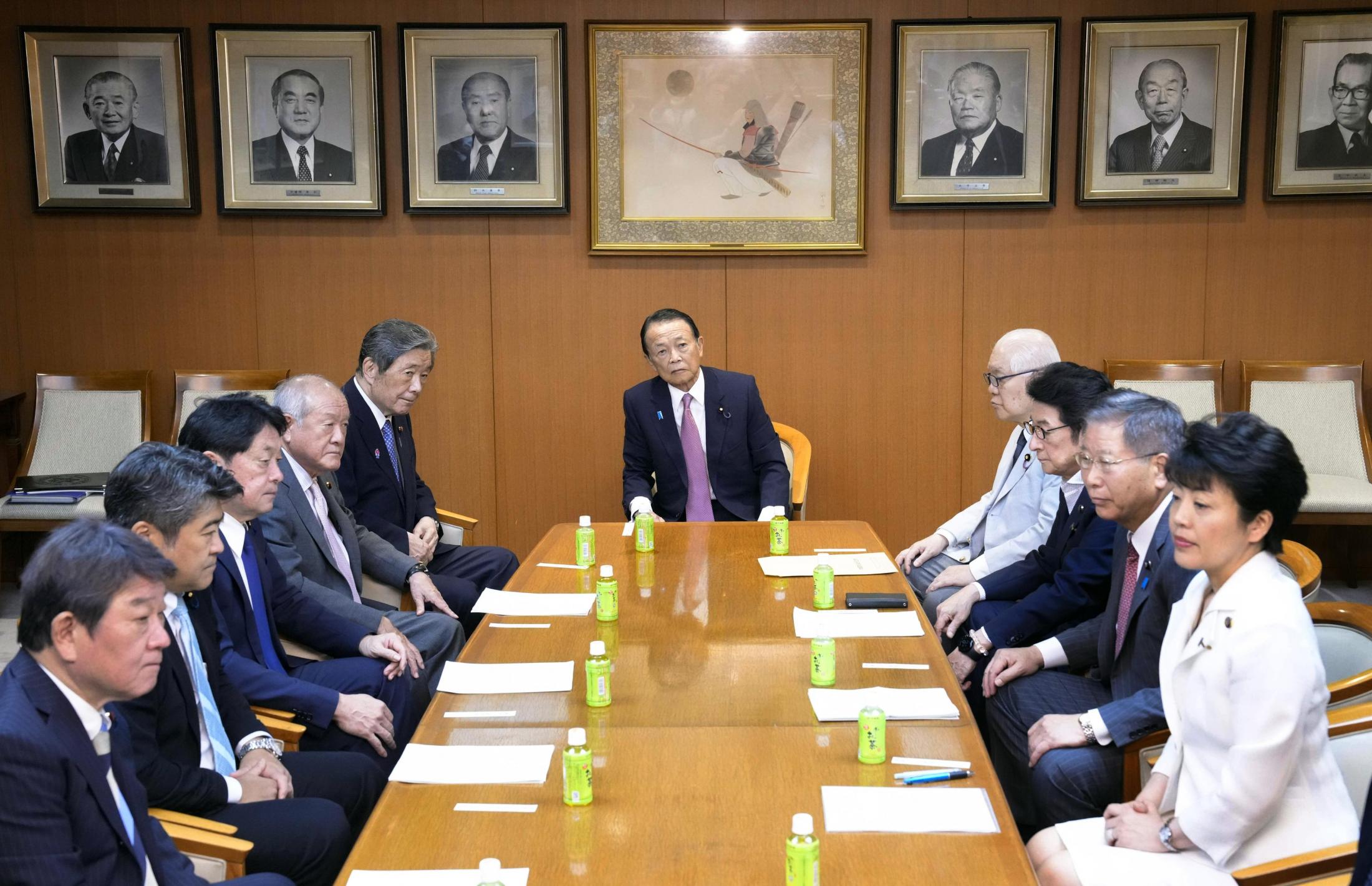 皇族確保、麻生氏に一任 自民、夫子に身分付与せず（共同通信） - Yahoo!ニュース