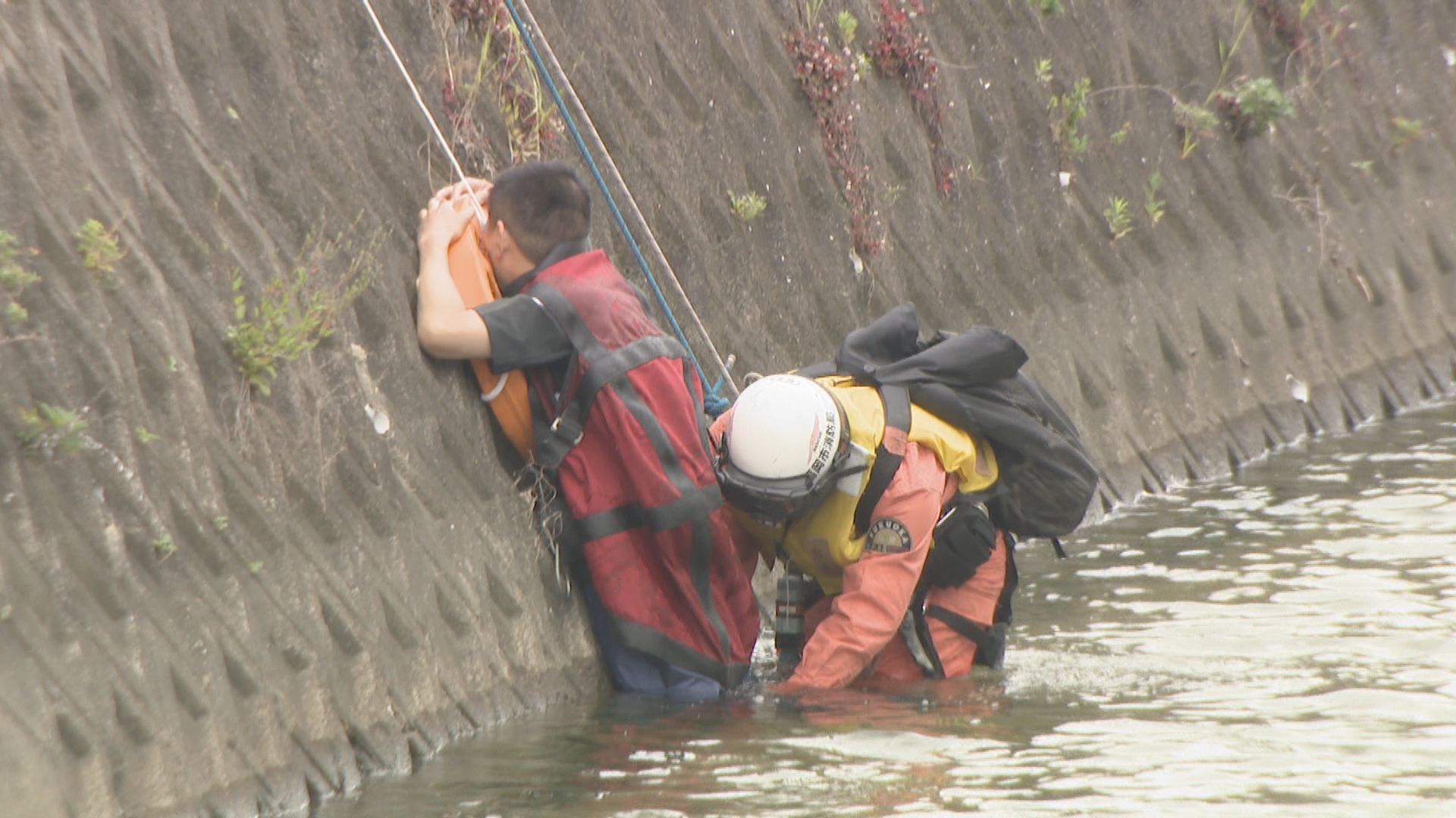 警察・消防・行政が合同救助訓練 川の法面が崩落し1人が川に滑り落ちた想定（RKB毎日放送） - Yahoo!ニュース