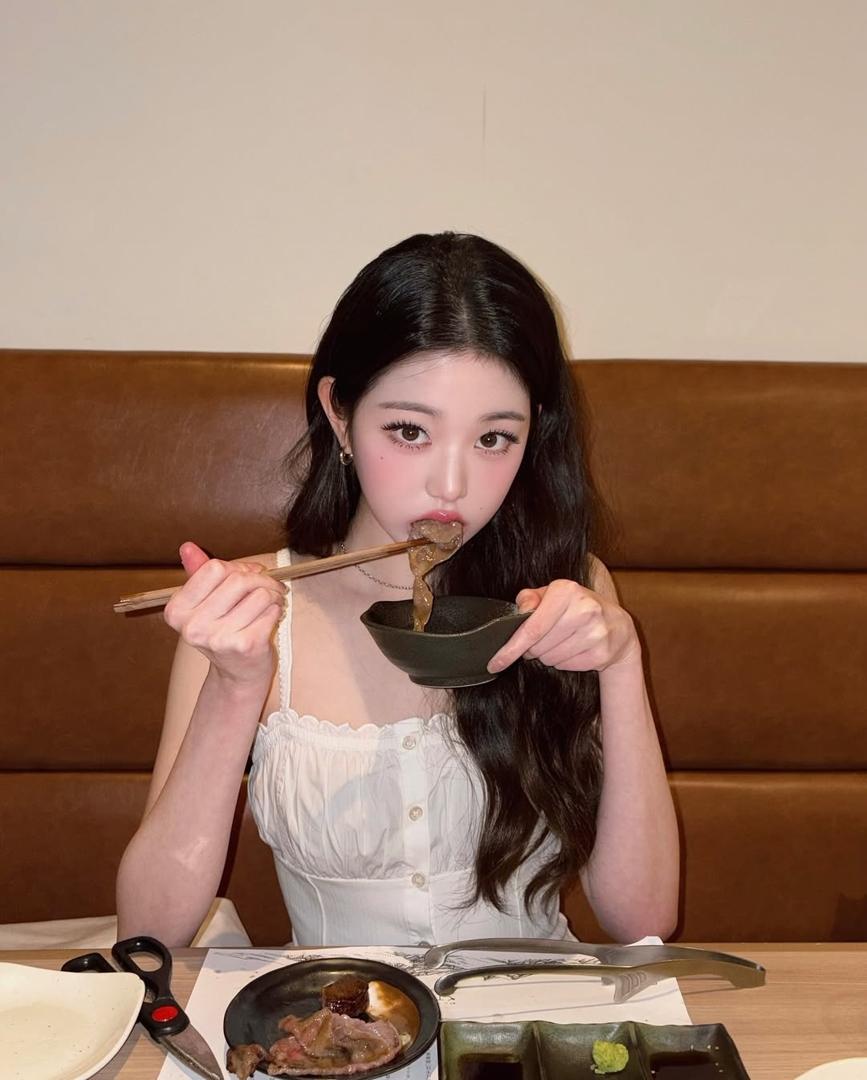 IVE ウォニョン、焼き肉を食べる姿を公開！気さくな日常ショットが話題に（Kstyle） - Yahoo!ニュース