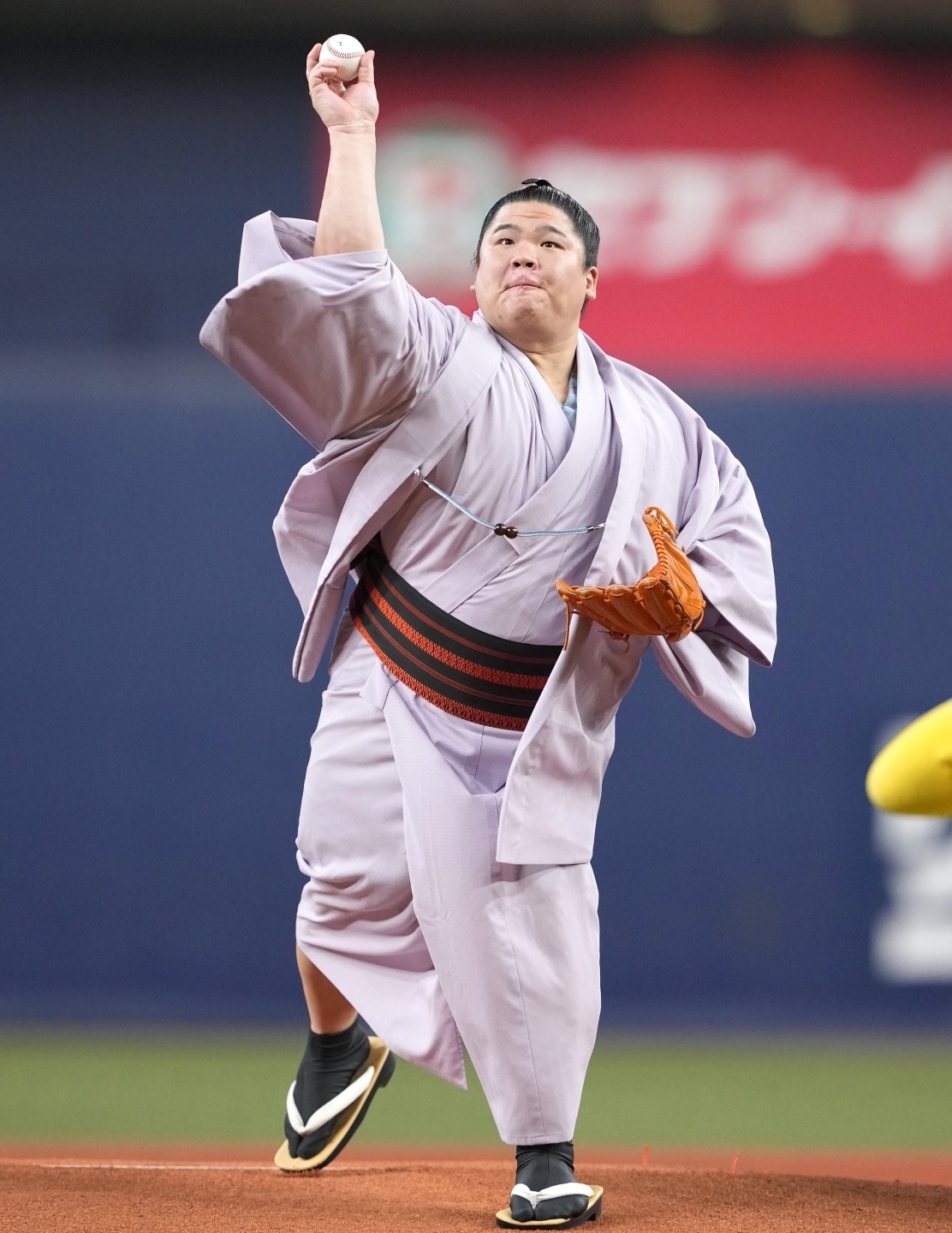 「すげぇ迫力だったな！」体重139キロの人気力士がオリックス始球式登場→大暴投も球場は大盛り上がり！「可愛かった」「めっちゃ最高な演出」など反響大（THE DIGEST） - Yahoo!ニュース