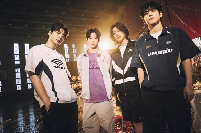 DAY6、人気沸騰中のバンドが魅せるスポーツルック…「UMBRO」と2度目のコラボ（Kstyle） - Yahoo!ニュース