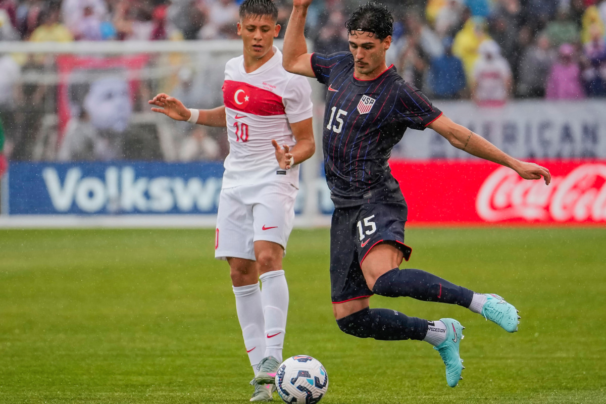 何が起きた？トルコ代表MFギュレルがゴールを決めるも…。アメリカ代表MFの致命的なミスに海外紙は「最も馬鹿げたゴール」（フットボールチャンネル） - Yahoo!ニュース