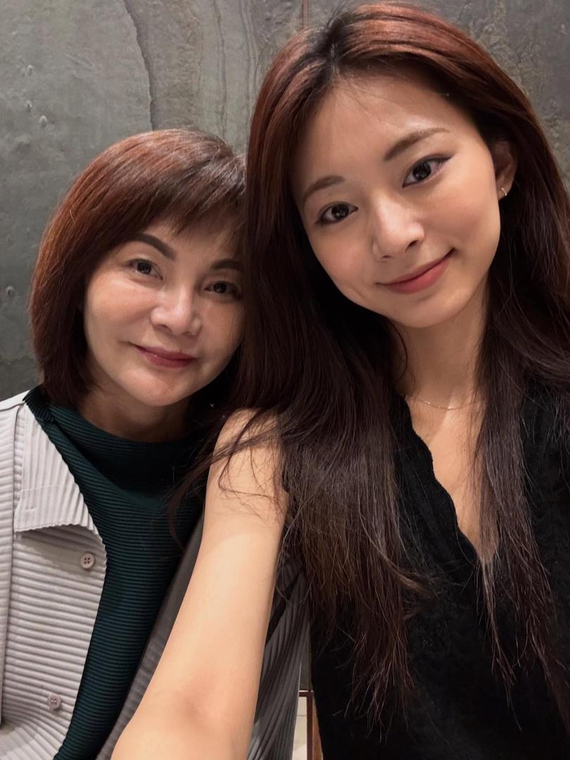 TWICE ツウィ、母親との2ショットを公開！美しすぎる親子（Kstyle） - Yahoo!ニュース