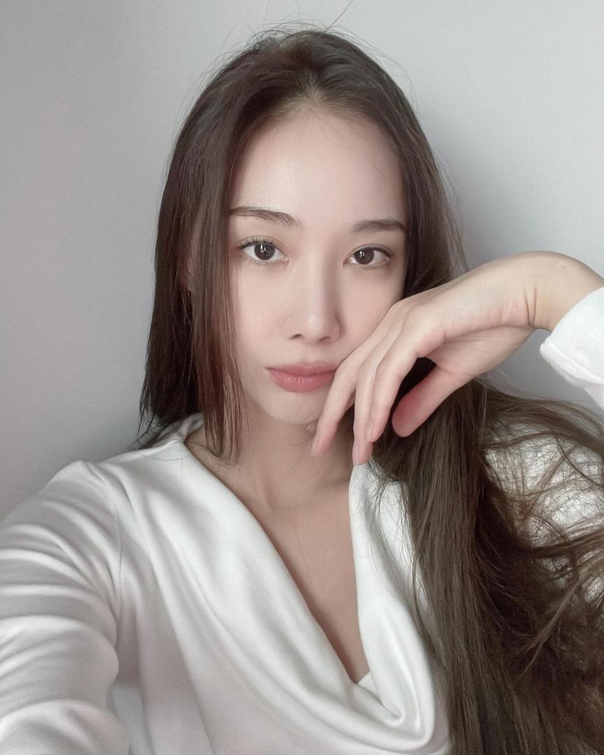 元Nine Muses イユエリン、まるで人魚姫…ヌードのような大胆ビキニでファン悩殺（Kstyle） - Yahoo!ニュース