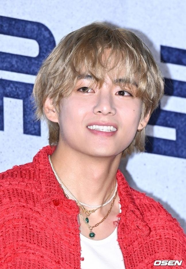 [B!] BTSのV、ゴルフ場で敬礼？キュートなファッション&セルフショットにファン歓喜（Kstyle） - Yahoo!ニュース