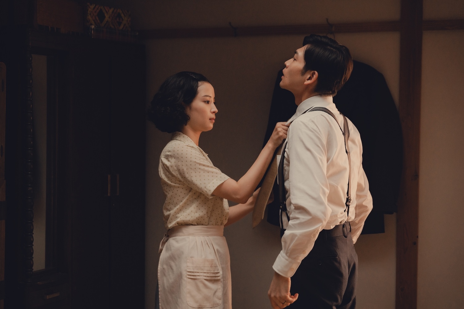 夫婦役の広瀬すずと松下洸平、ミステリアスな二階堂ふみの姿も 映画『遠い山なみの光』新場面写真解禁（Bezzy） - Yahoo!ニュース