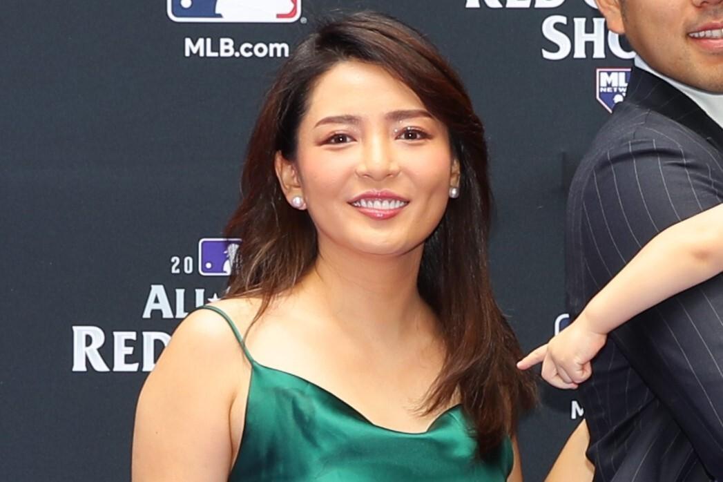 菊池雄星の妻・深津瑠美さんが見せた意外な一面。シティコネクトユニ姿で夫の3勝目を見届ける（THE DIGEST） - Yahoo!ニュース