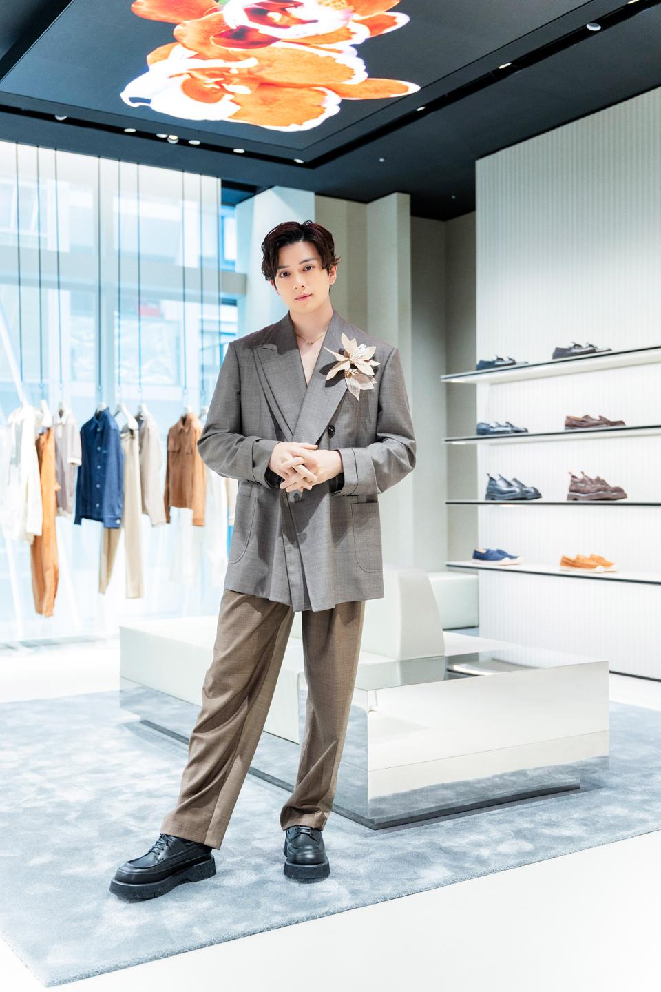 〈エンポリオ アルマーニ〉の新旗艦店を新田真剣佑が訪問！（GINZA） - Yahoo!ニュース