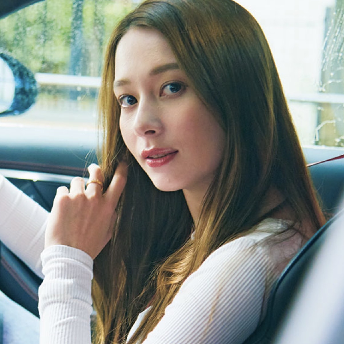 フォロワー77万超え【Nikiさん】クルマ大好き“デニム軸”のヘルシーオシャレのコツって？｜CLASSY.（magacol） - Yahoo!ニュース