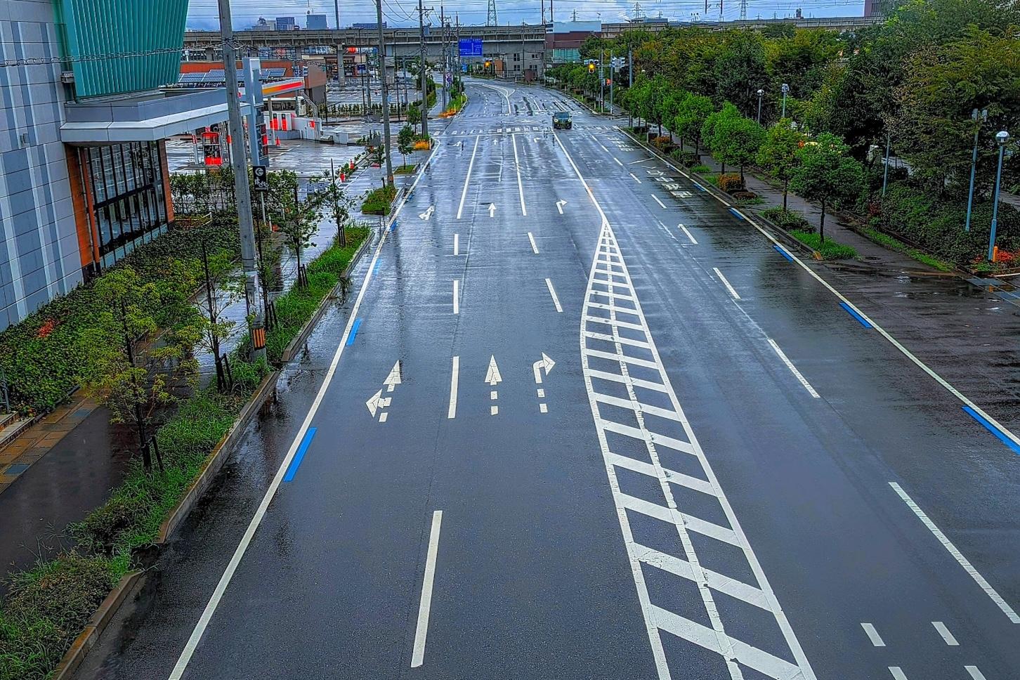 ゼブラゾーンを走ると交通違反になる？ 駐停車はOK？ そのルールや注意点を解説。（KURU KURA（くるくら）） - Yahoo!ニュース