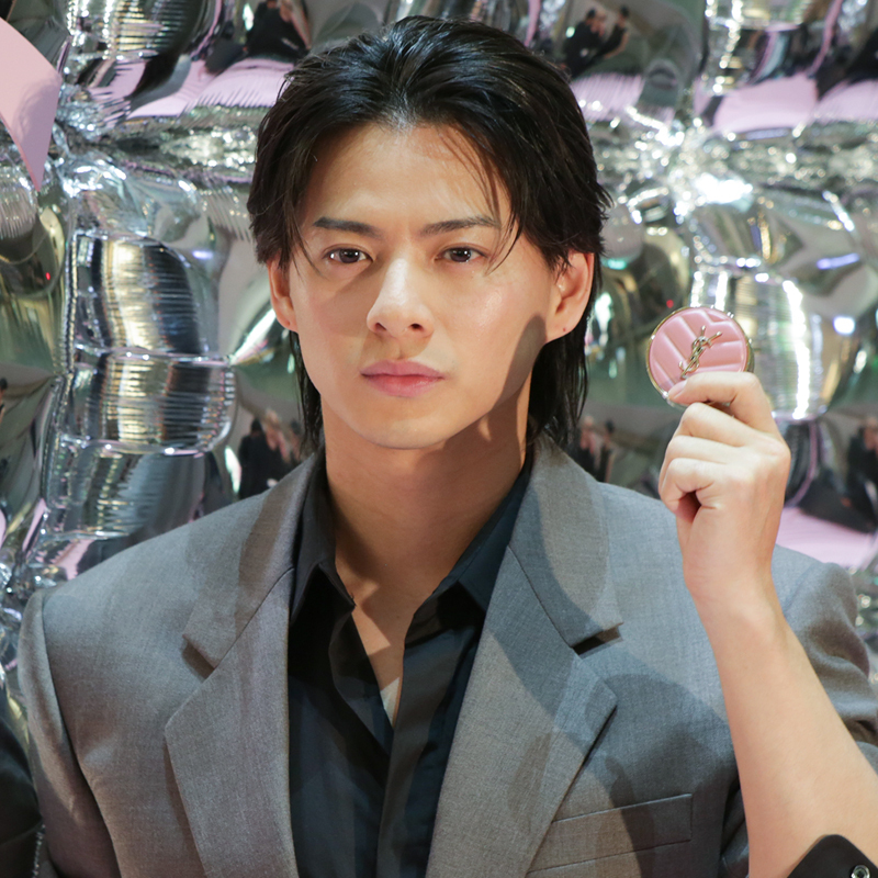 Number_i平野紫耀が“チークメイク”で「YSL」発表会に登壇 笑顔で通行人に手を振る姿も（WWDJAPAN.com） - Yahoo!ニュース