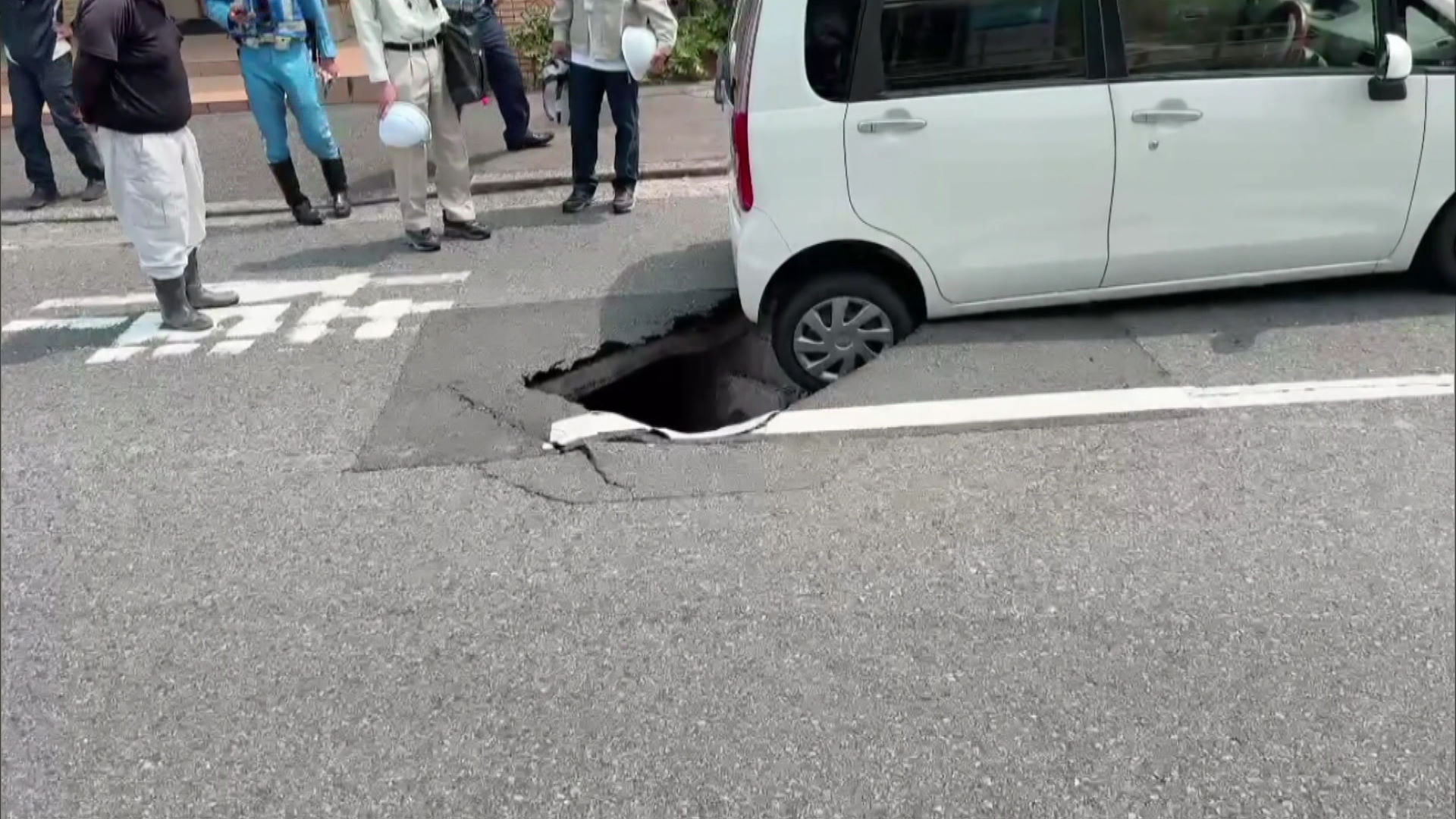 北九州市小倉南区で道路が陥没 右の後輪が穴にはまった軽乗用車が一時立ち往生するもけが人なし 水路のふたが壊れた影響か（RKB毎日放送） - Yahoo!ニュース