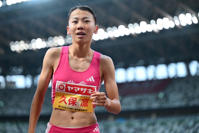 陸上800m久保凛 貫禄の走りで予選突破 2分02秒56で全体トップ 昨年は日本選手権初出場で初V（日テレNEWS NNN） - Yahoo!ニュース