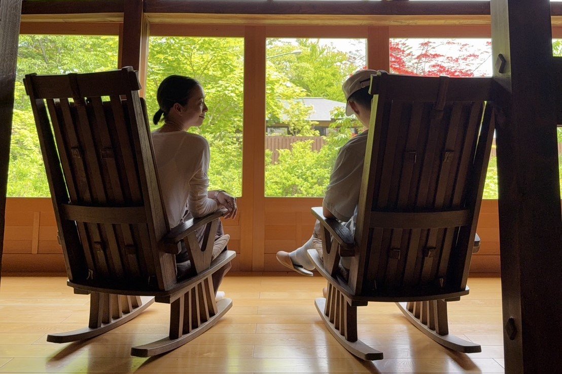 50歳で初めて双子の兄と「2人旅」。生まれた土地へ、他界した両親への感謝の旅に（ESSE-online） - Yahoo!ニュース