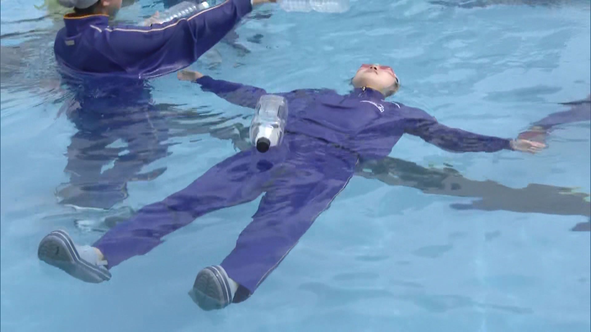 水の事故に遭った際は「浮いて待つ」 宗像市の中学校で着衣泳体験（RKB毎日放送） - Yahoo!ニュース