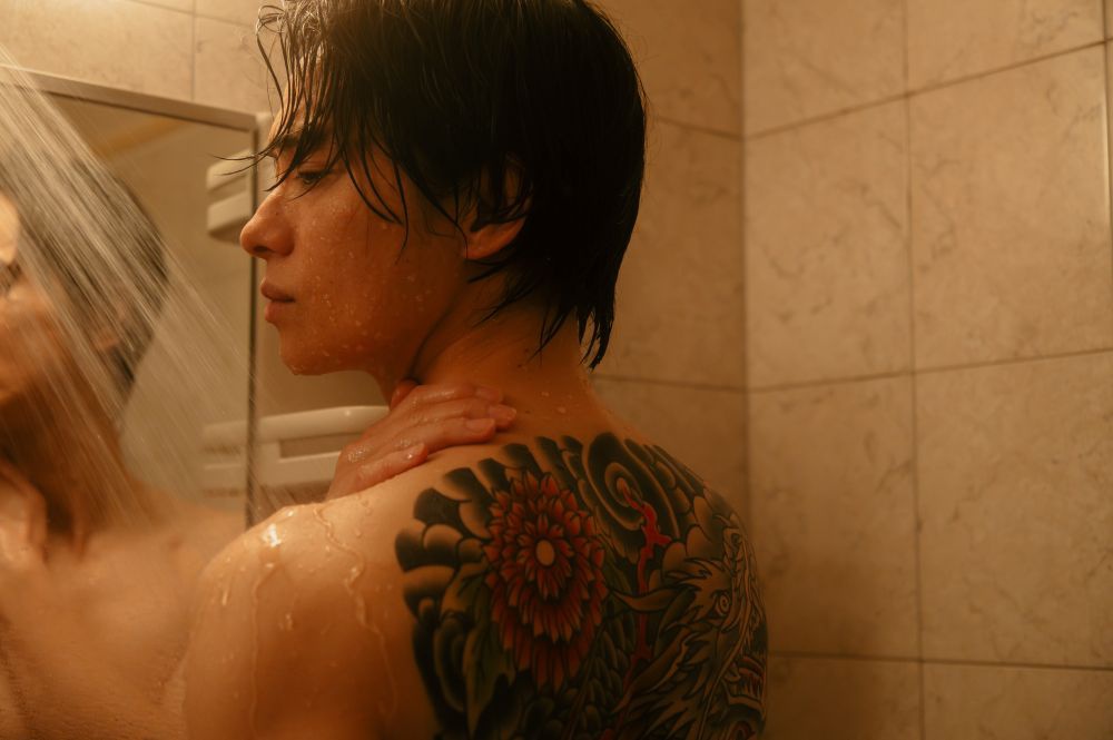 A.B.C-Z・戸塚祥太“蓮”が背中一面の刺青を見せる…第1話場面写真公開 OP主題歌も決定＜極道上司に愛されたら＞（WEBザテレビジョン） - Yahoo!ニュース