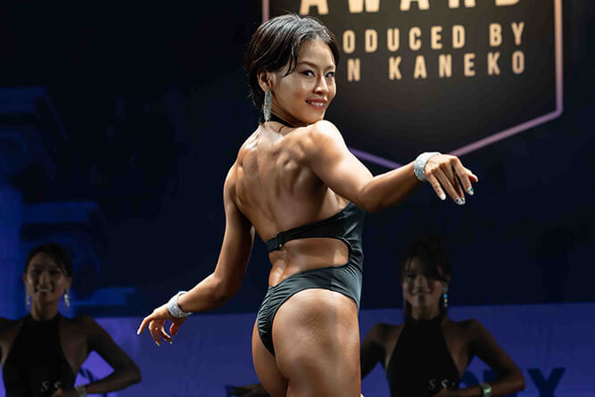 28歳・研修医がエグイ背中のモノキニ姿でボディコンテスト初挑戦 「自分自身で人体の変化を試したかった」（FITNESS LOVE） - Yahoo!ニュース