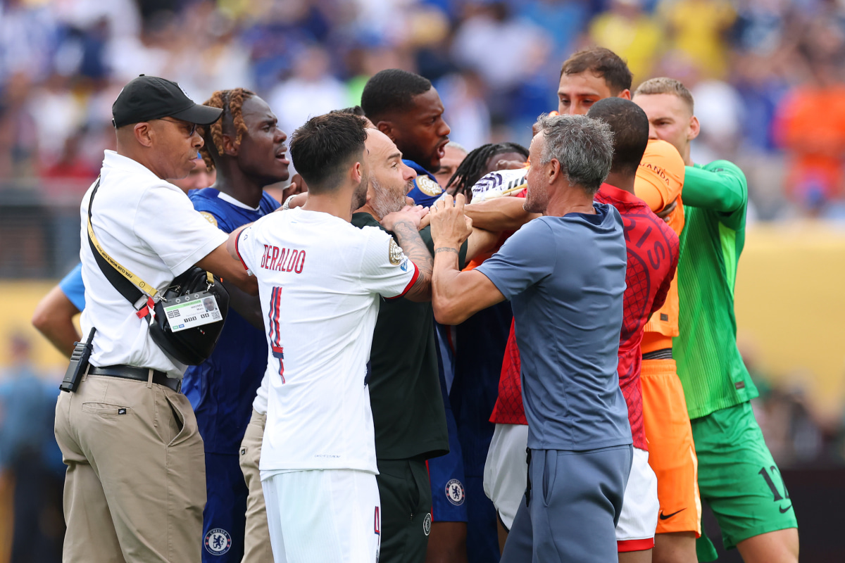 「ピッチに叩きつける」チェルシーが初優勝のクラブW杯、決勝戦後まさかの乱闘騒ぎに。PSG指揮官が相手FWを押し倒す場面も（フットボールチャンネル） - Yahoo!ニュース