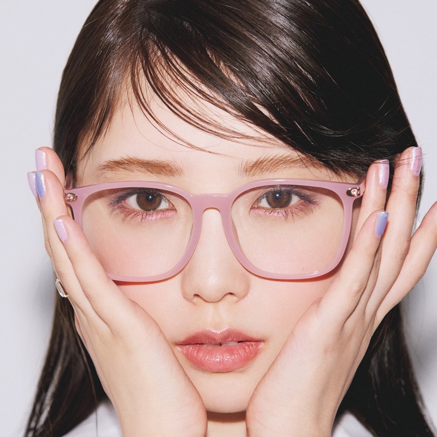 【与田祐希】がアイウエアでちょっと冒険！気になるのは“目が透けないくらいの黒”｜bis（magacol） - Yahoo!ニュース