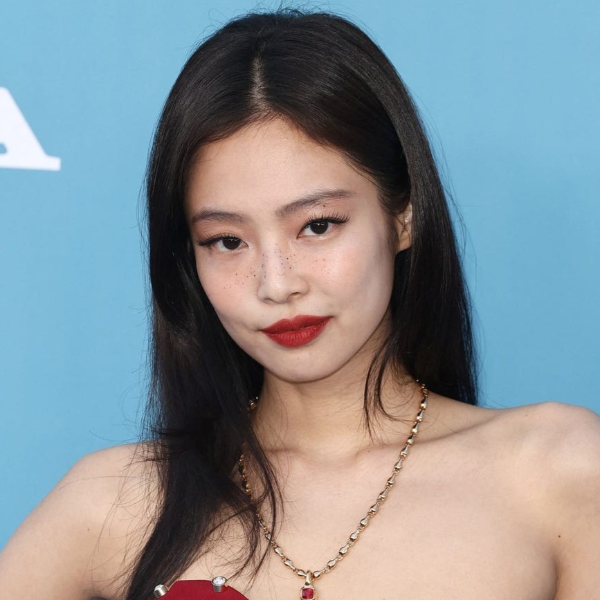 美しいくびれと腹筋に注目！ 人気K-POPアイドル、鍛え上げられたスタイルを披露（25ans（ヴァンサンカン）） - Yahoo!ニュース