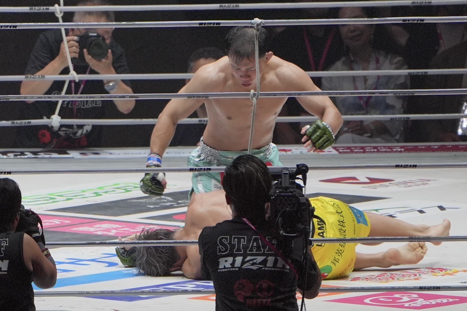 【超RIZIN】YA-MANがTKO勝ち、敗れた金原はリング上で引退を発表（ゴング格闘技） - Yahoo!ニュース