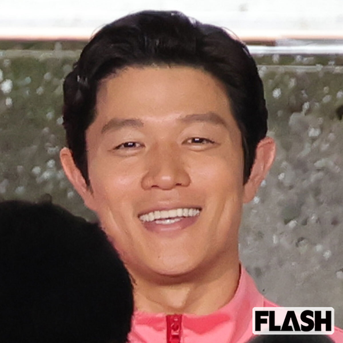 鈴木亮平 新作映画は実写邦画で1位発進！多忙すぎる宣伝姿をキャッチ…そばで支えるのは有村架純似妻（SmartFLASH） - Yahoo!ニュース