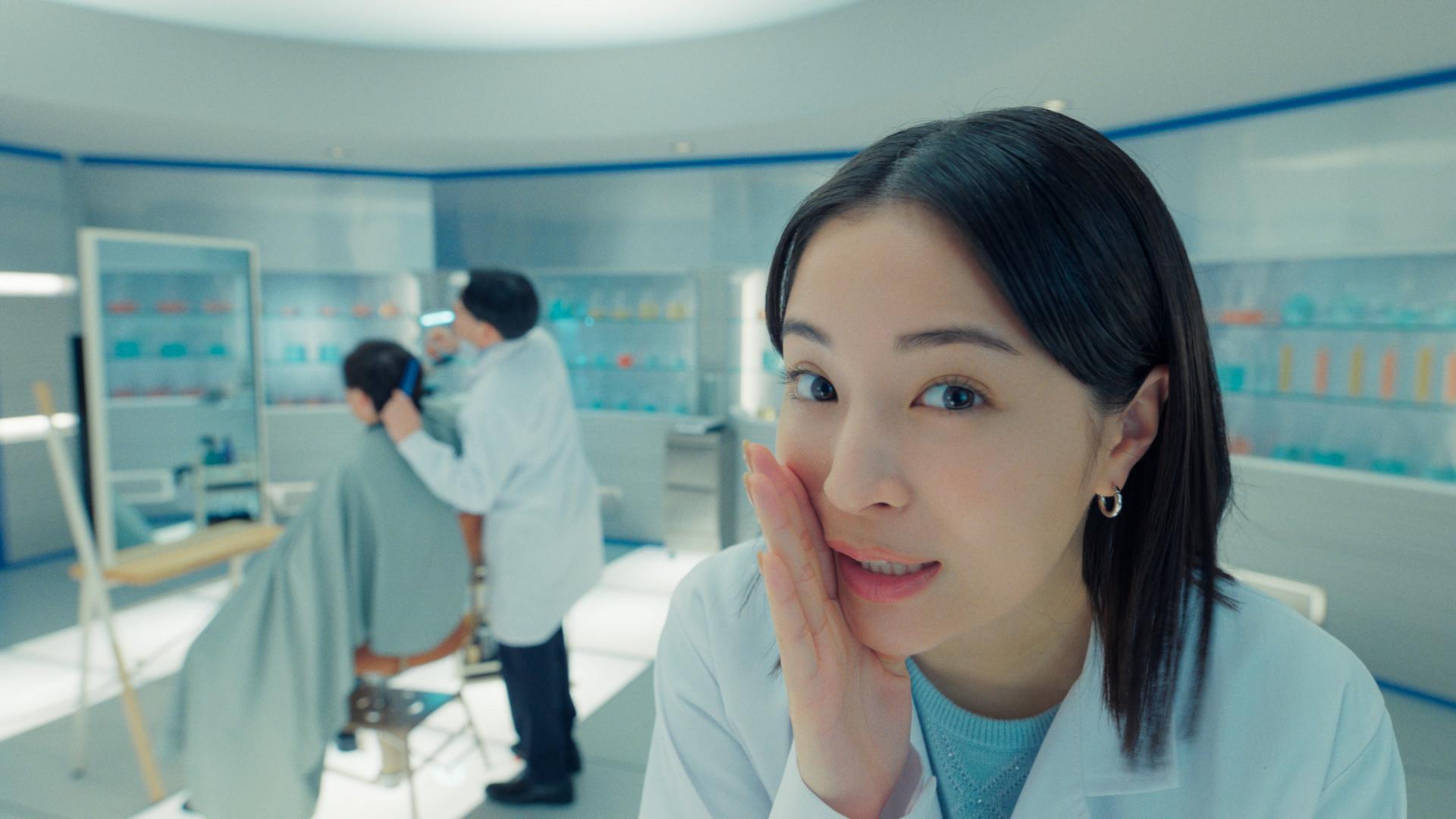 ＜広瀬すず＞オズワルドと見せるコミカルな演技が楽しい 「実験するぞ！AGC」シリーズ新CM（MANTANWEB） - Yahoo!ニュース