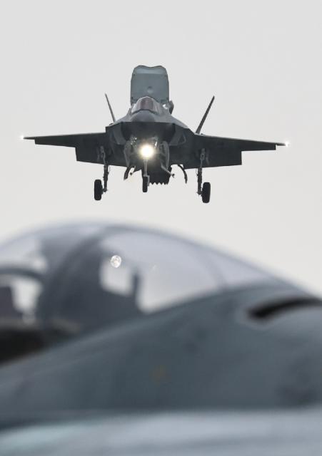 F35B、空自新田原基地に初配備 3機到着、1機は垂直着陸（宮崎日日新聞） - Yahoo!ニュース