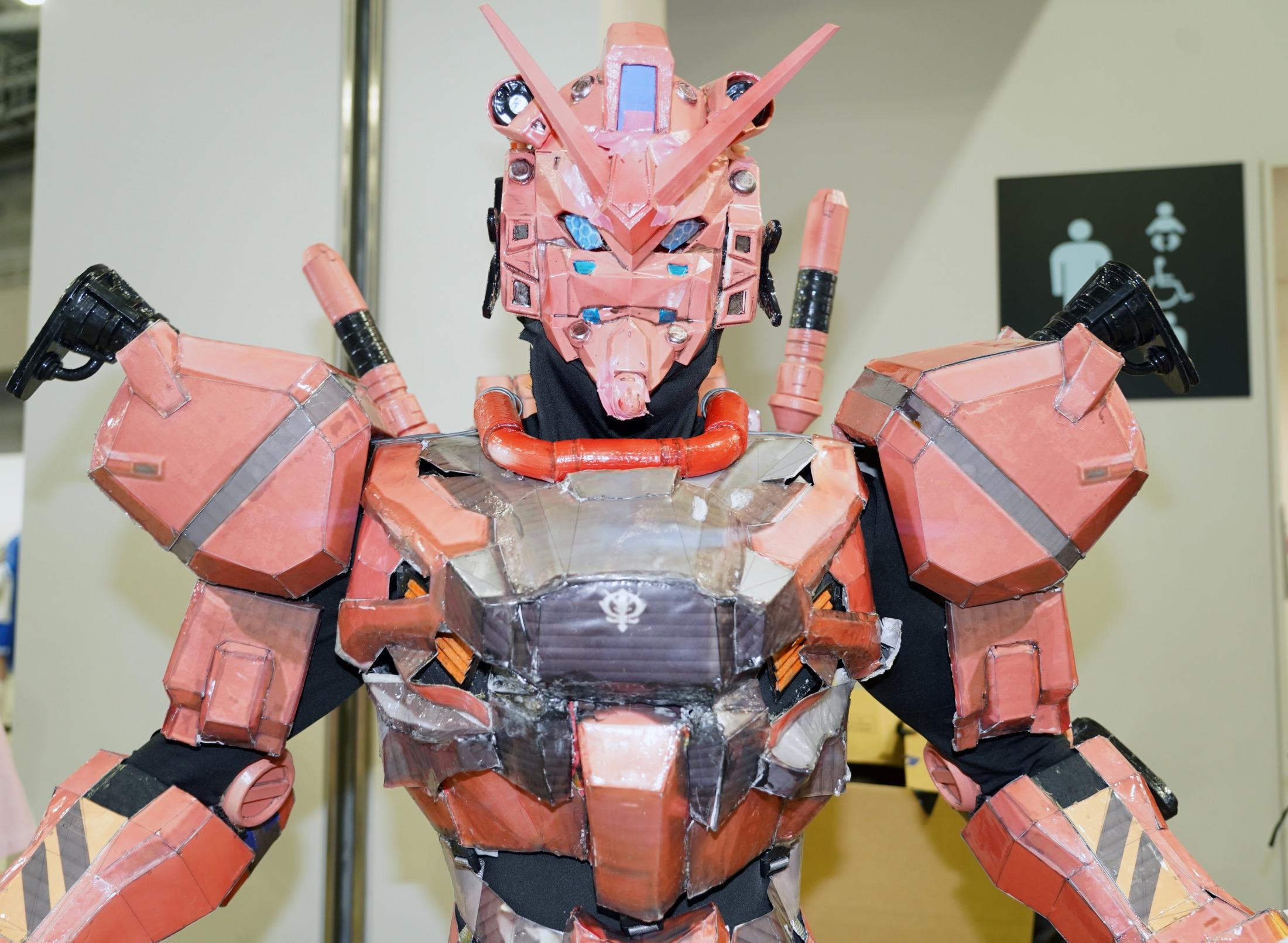 ＜コミケ106＞「GQuuuuuuX」赤いガンダムの力作コスプレ 素材は紙！ ペーパークラフトのように（MANTANWEB） - Yahoo!ニュース