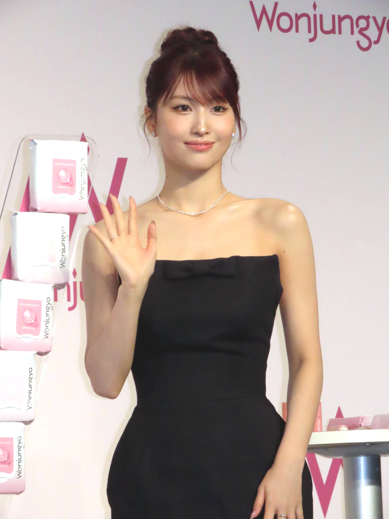 TWICE・MOMOがデコルテ全開！透き通る美肌と黒ドレスが魅惑のコントラスト 鎖骨ラインが芸術級（デイリースポーツ） - Yahoo!ニュース