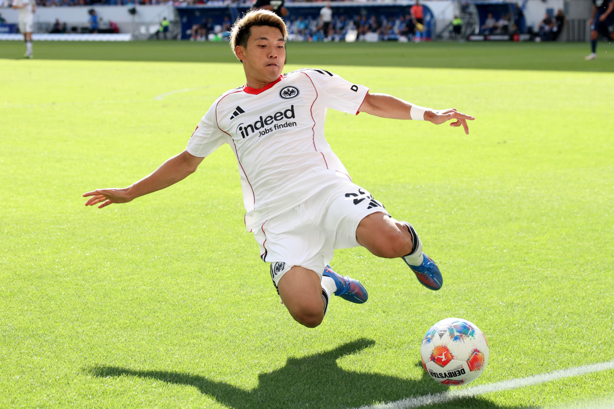 芸術的なコントロールショット！フランクフルトMF堂安律のゴールが凄すぎる！2G1Aと全得点に絡む活躍で開幕2連勝の原動力に（フットボールチャンネル） - Yahoo!ニュース