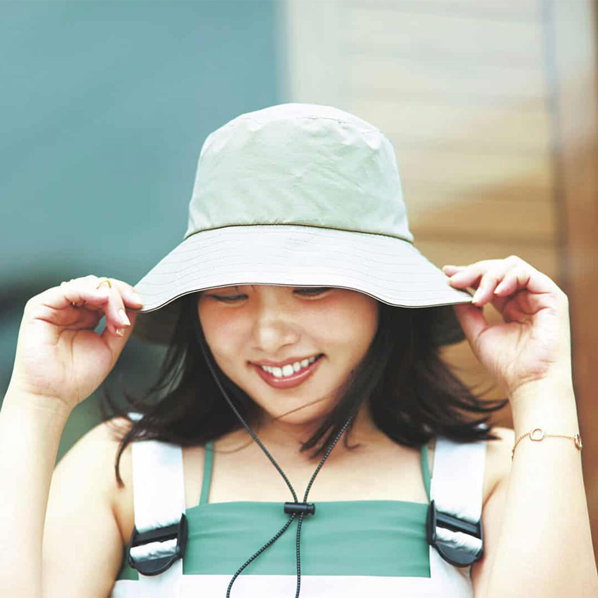 【厚底サンダル、最旬バケハetc.】40代の水際コーデにおすすめ「ワザあり小物」〈3選〉｜STORY（magacol） - Yahoo!ニュース